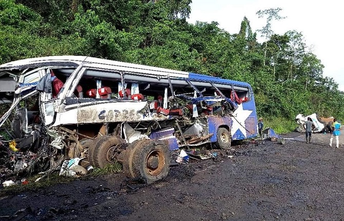 Une collision entre un Bus de Bucca Voyage et un camion de Dovv fait ...